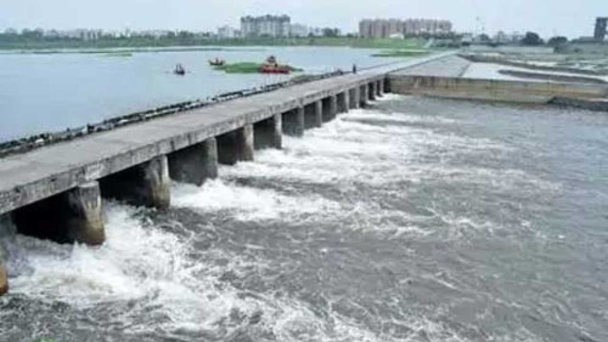 Surat Authorities Release Water from Ukai Dam to Combat Tapi River ...