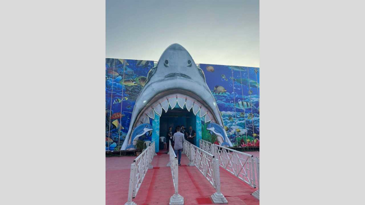 India's First Underwater Tunnel Aquarium Fair Makes a Splash in Surat ...