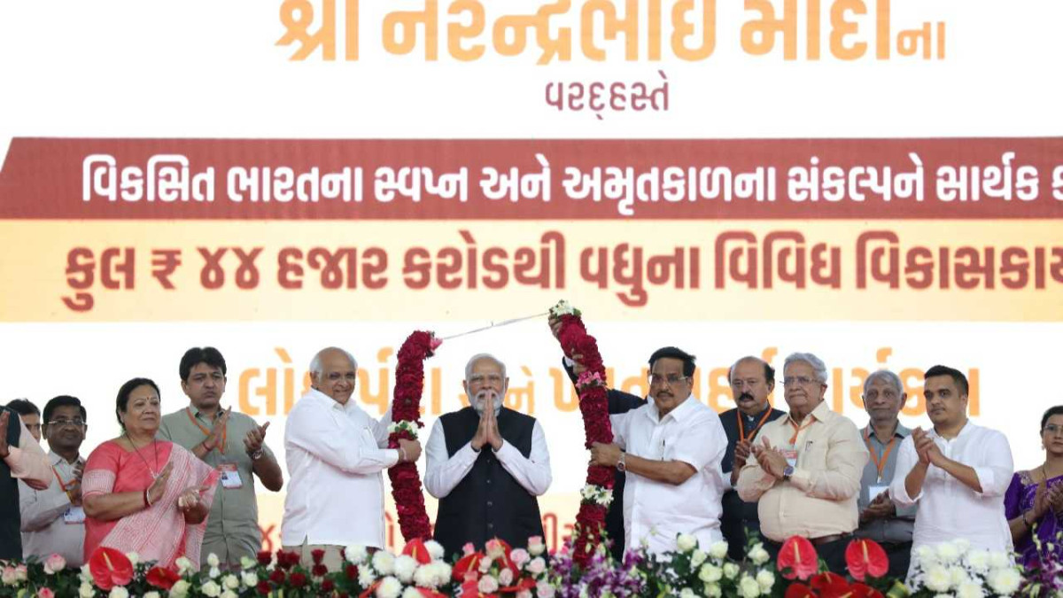 Surat : PM Modi Unveils Development Projects Worth Rs 44,216 Crore in ...