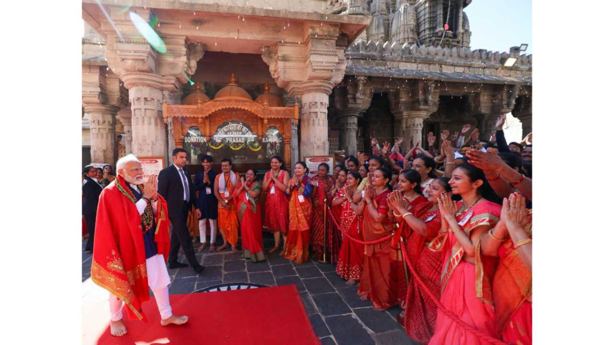 PM Modi Visits Dwarkadhish Temple and Sharda Peeth in Gujarat | Loktej ...