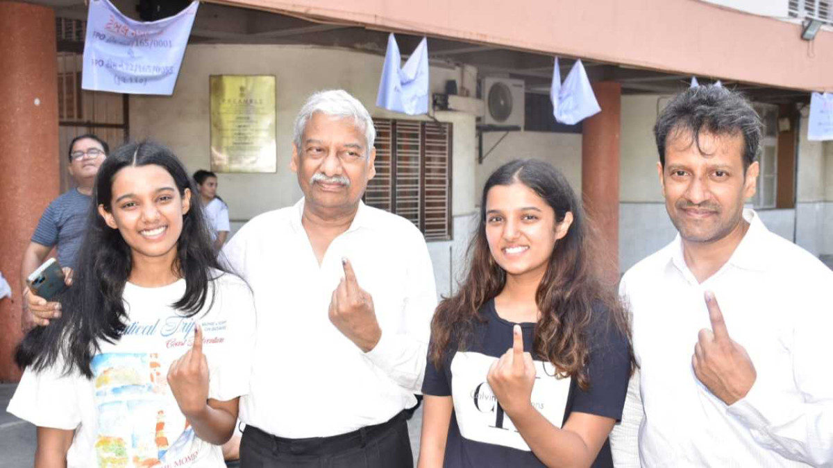Surat : Three Generations of Budhia Family Cast Votes Together | Loktej ...