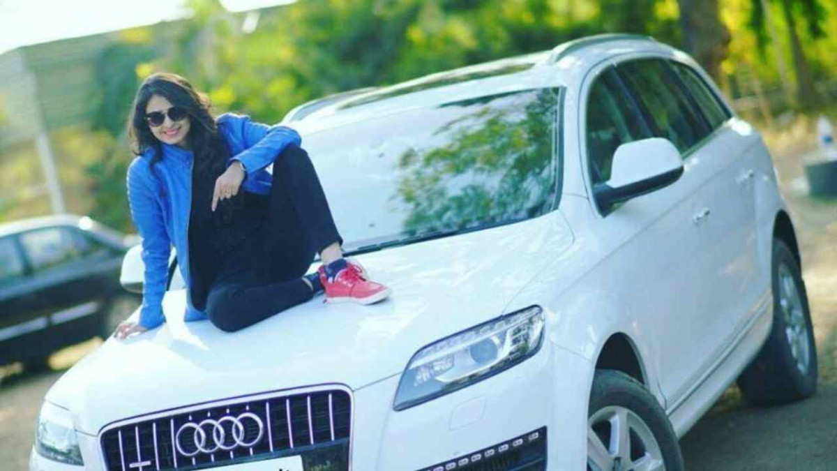 Singer Kinjal Dave Visits Mahakaleshwar Temple, Attends Bhasma Aarti ...