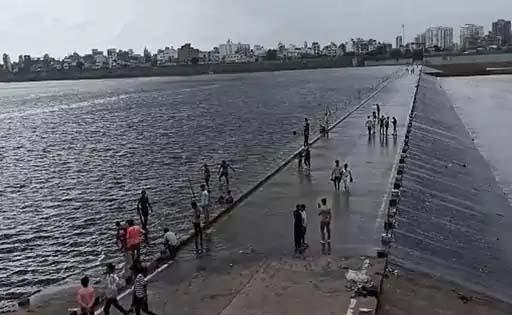 Reckless Selfie-Taking at Surat's Overflowing Causeway Raises Safety ...